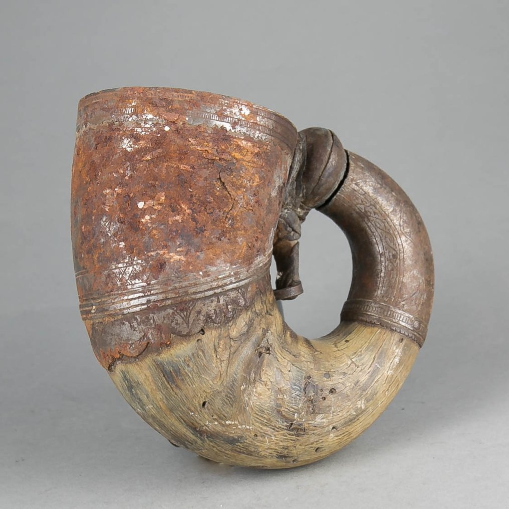 Flask Nautilus Shell Shaped Gunpowder Flask With Engraved Decoration