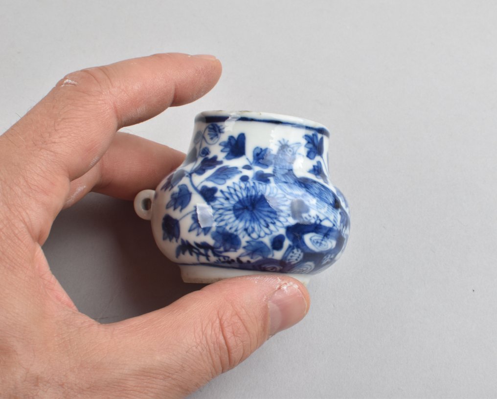 A CHINESE BLUE AND WHITE BIRD FEEDER SCHOLAR OBJECT Porcelain