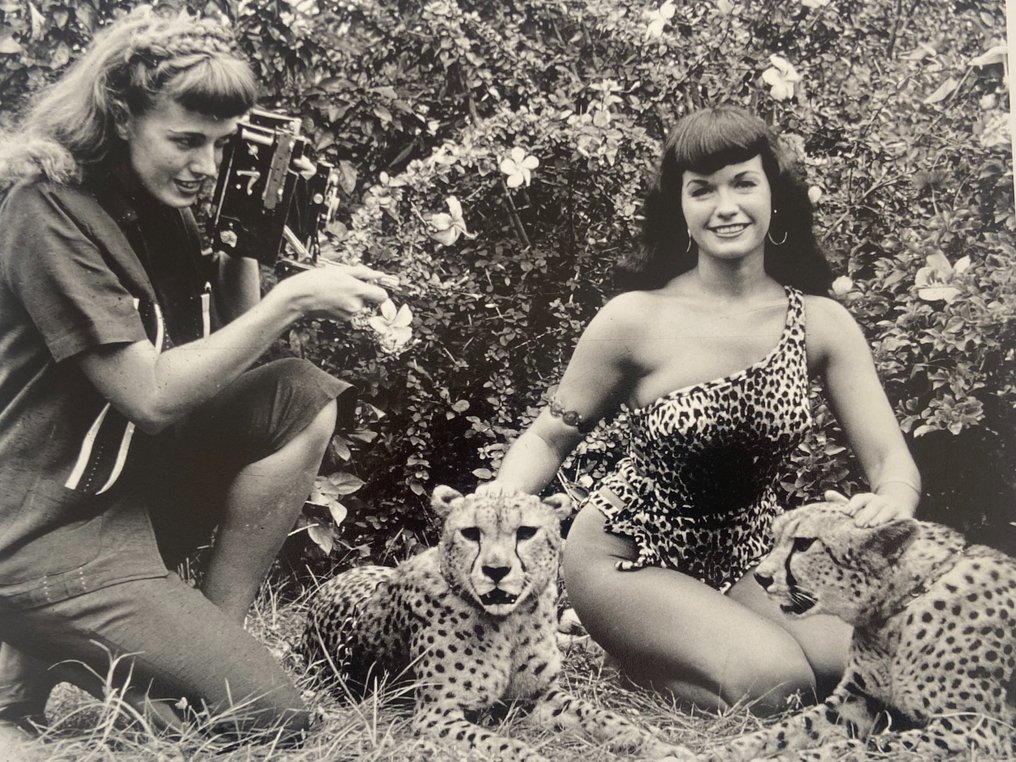 Bunny Yeager (1929-2014) - The photographer Bunny Yeager with Pin-Up Bettie Page in Key Biscayne ...