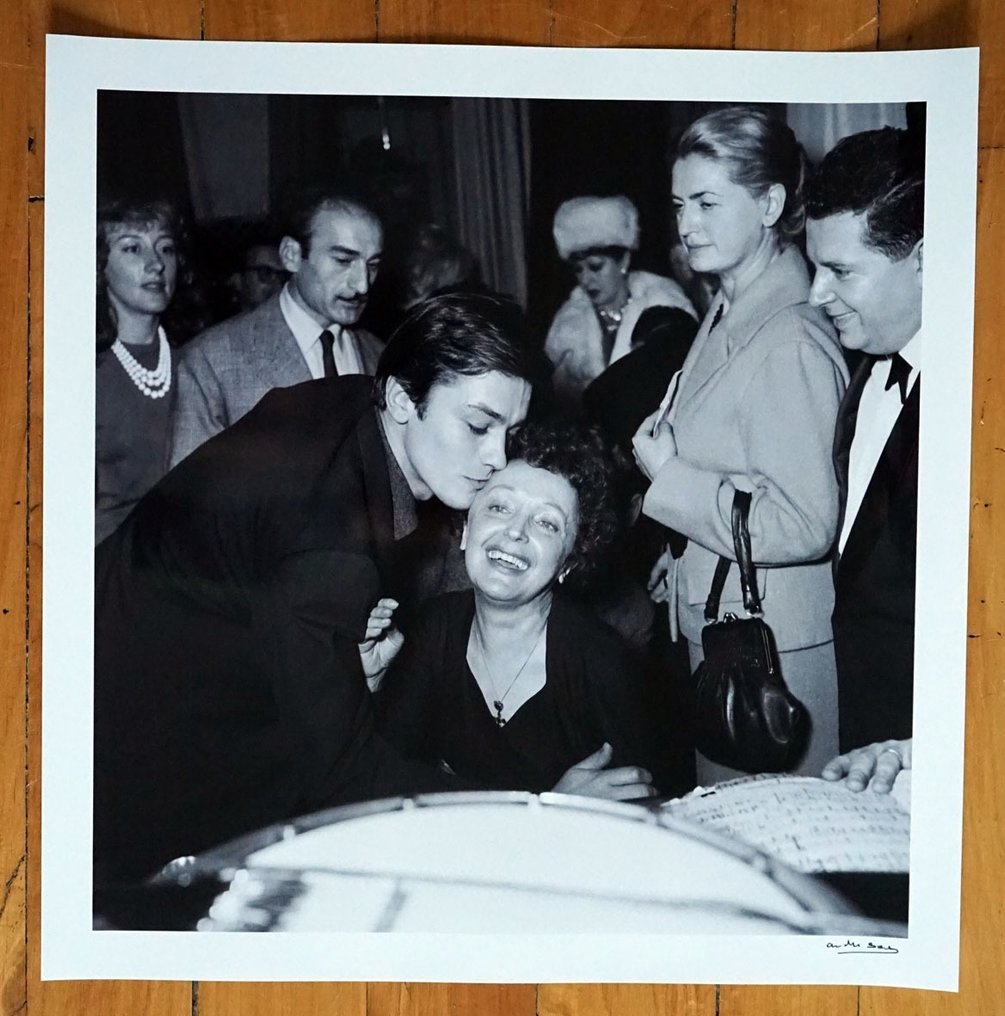André Sas (1928–2020) - Edith Piaf & Alain Delon, ca. 1960. - Catawiki