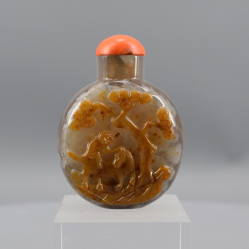 Snuff bottle (1) - Agate - A BANDED AGATE ‘MONKEY ON HORSEBACK’ SNUFF ...