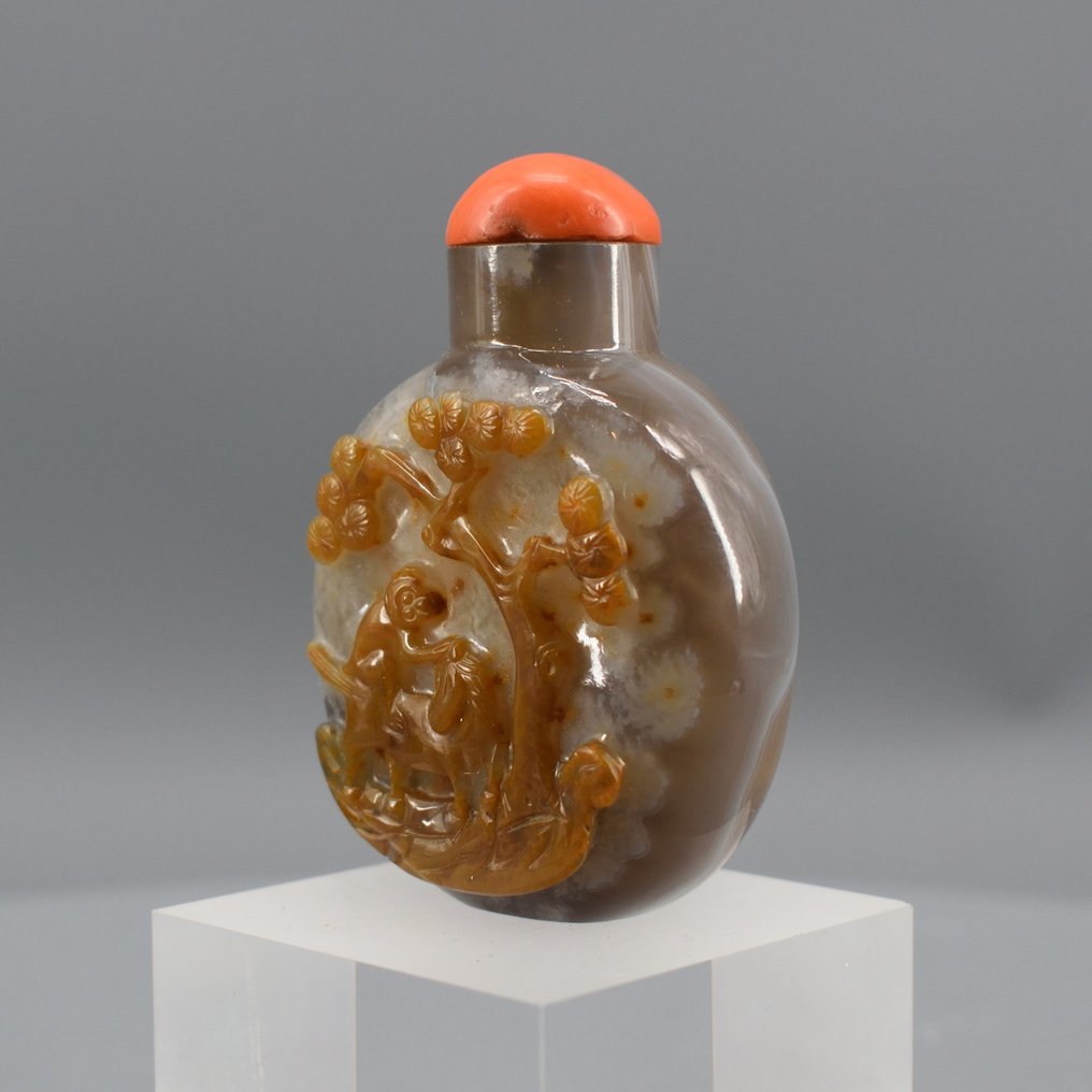 Snuff bottle (1) - Agate - A BANDED AGATE ‘MONKEY ON HORSEBACK’ SNUFF ...