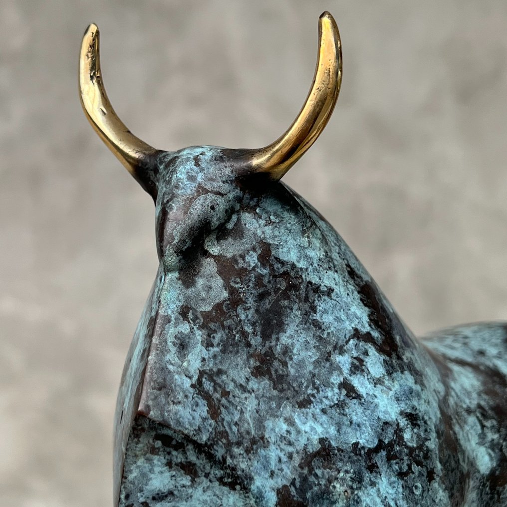 Beeld, NO RESERVE PRICE - Bronze patinated statue of an abstract bull ...