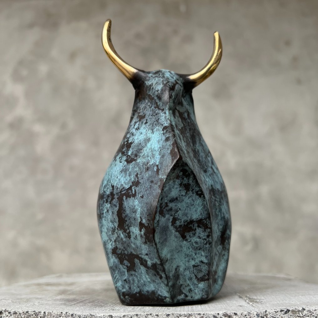 Statue, NO RESERVE PRICE - Bronze patinated statue of an abstract bull ...