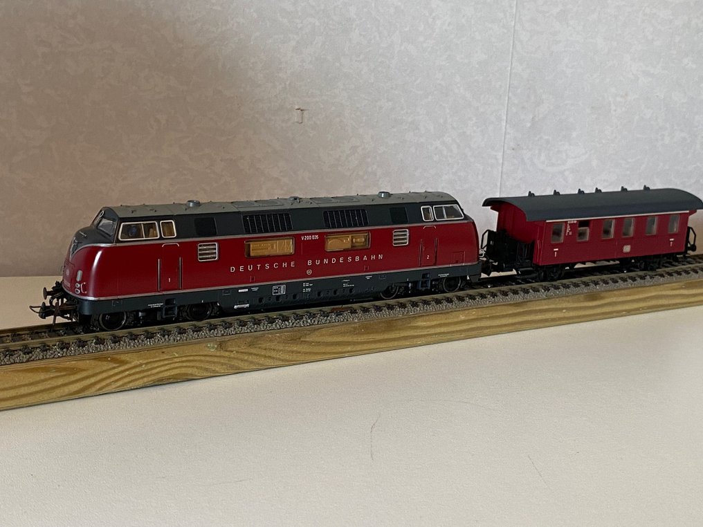 Roco H0 - 43522, 80309 - Train unit (2) - V200 with passenger carriage ...