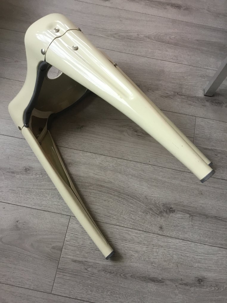 Yasuaki Sasamoto - Stool - Iron - Wisdom tooth - auction online Catawiki