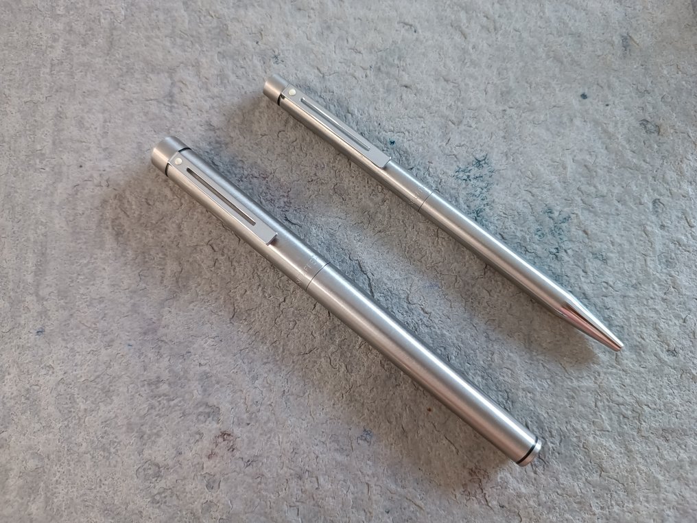 Sheaffer - Pluma y bolígrafo Sheaffer Targa 1001 de acero. Años 90 - Fountain pen - auction ...