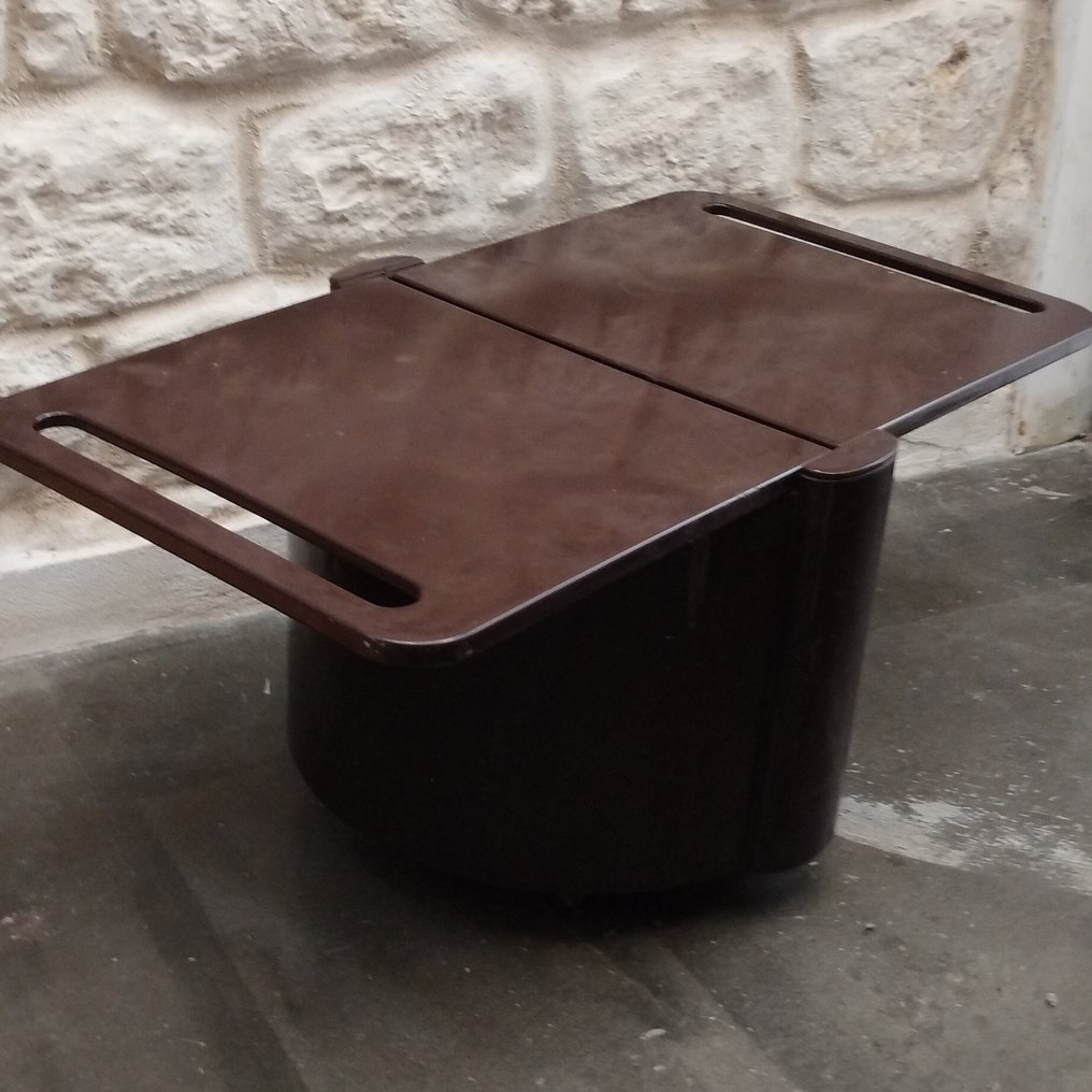 Fain - Livia Castelli - Coffee table - ABS - Space age bar table ...