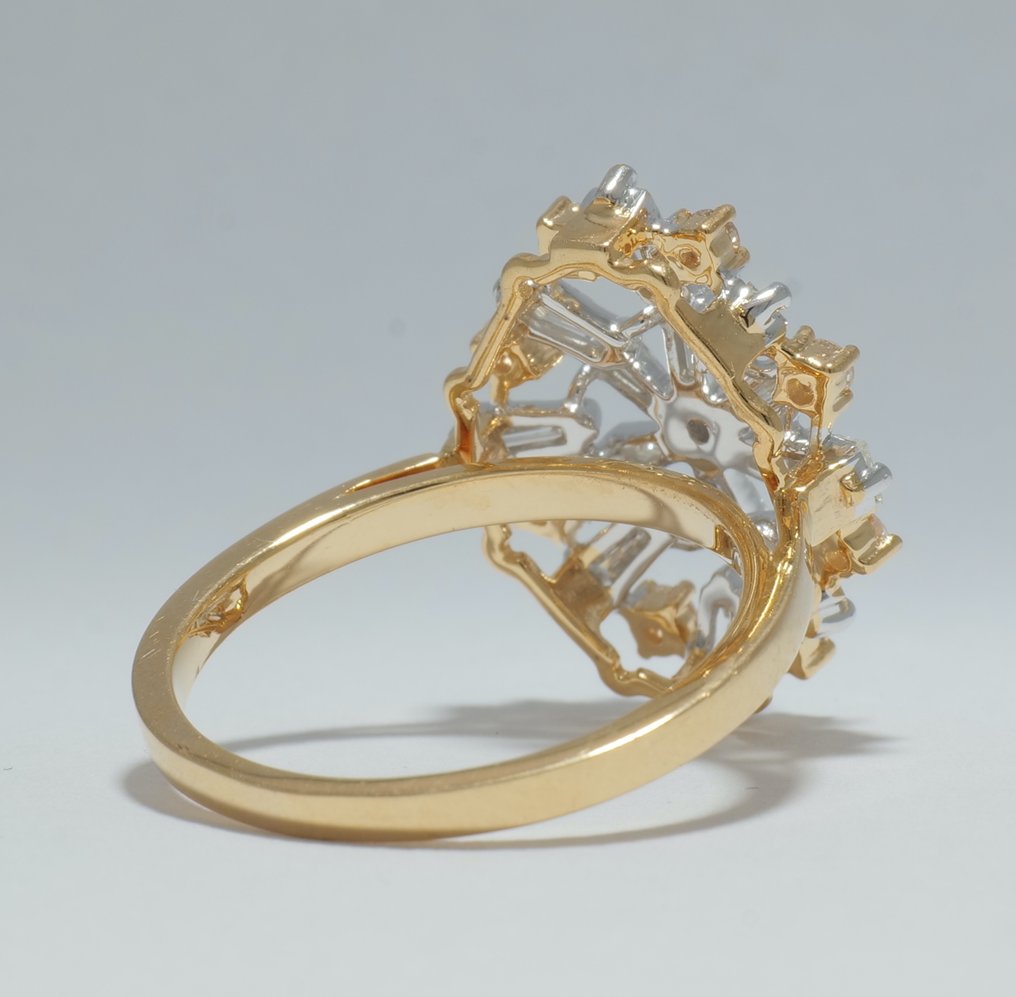 Statement ring - 14 kt. Yellow gold - 0.66ct. tw. Diamond (Natural) - Diamond - Wedding Baguette ...