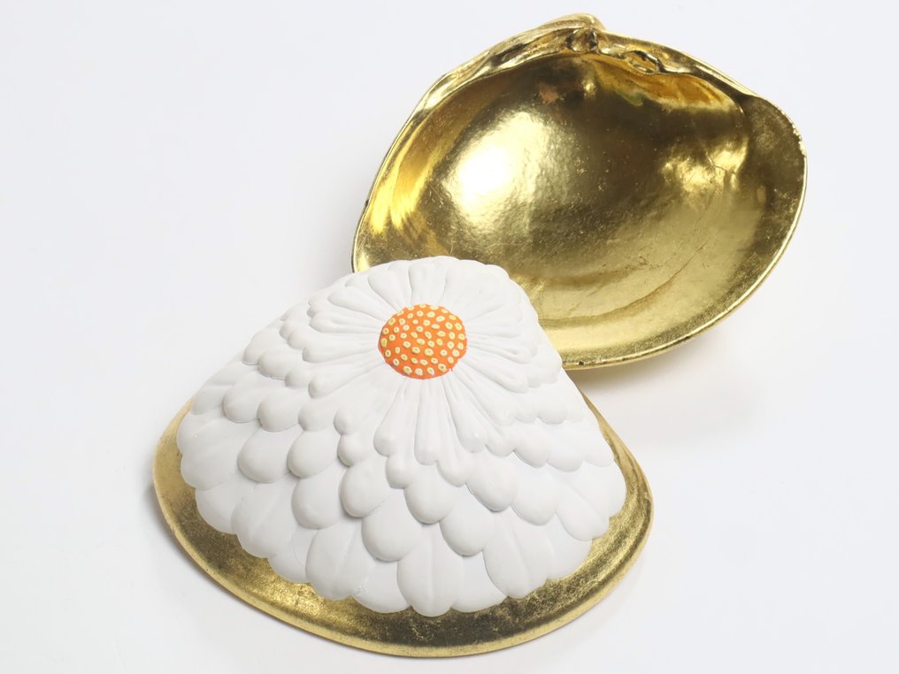Pure Gold Leaf Clam Shell Incense Container Kogo 貝香合 Chrysanthemum ...