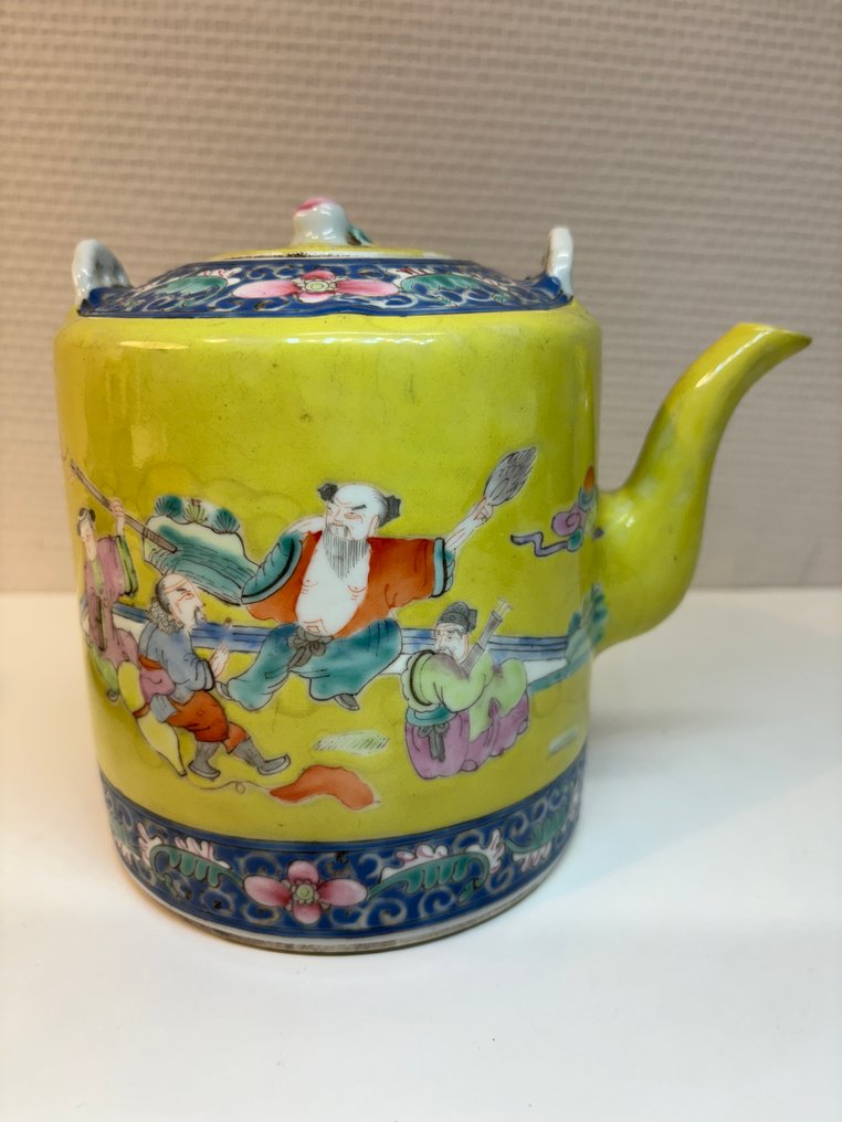 Teapot - Pretty Chinese Fencai Teapot - Porcelain - auction online Catawiki