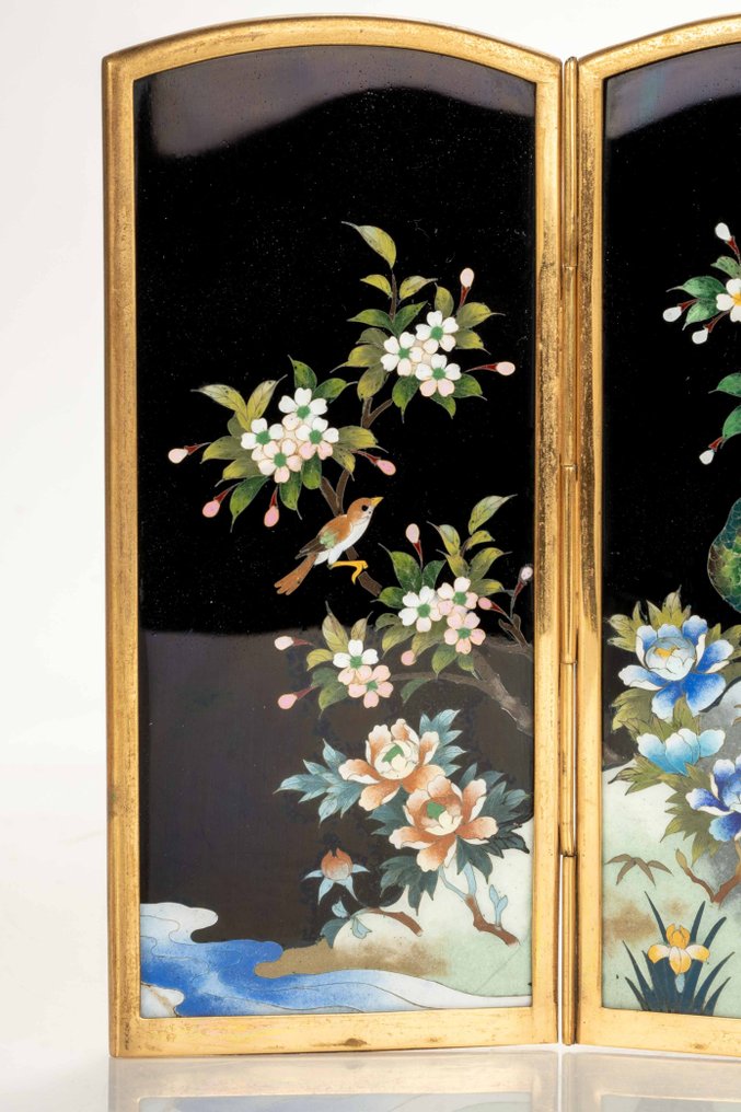 Folding screen - Enamel, Metal, A fine four panel cloisonné table screen on a blue background ...