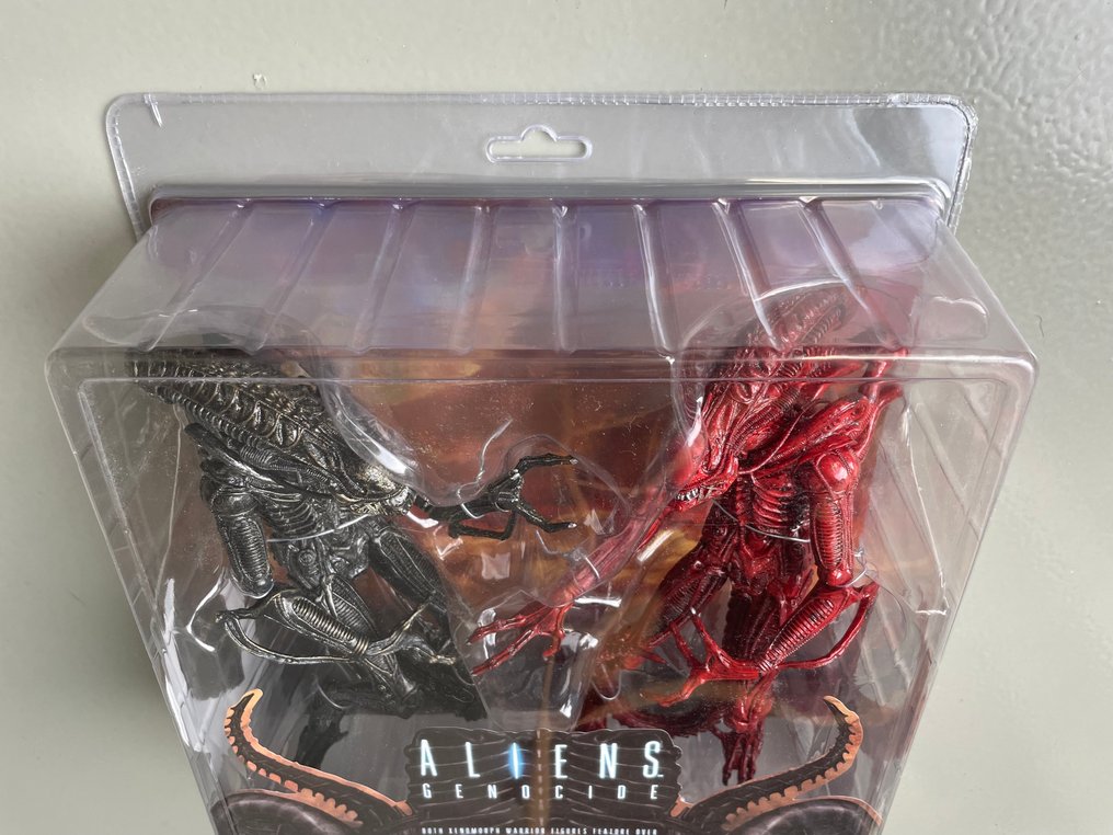Neca - Reel Toys - Figure - Aliens - Genocide Duo-Pack - Red and Black ...