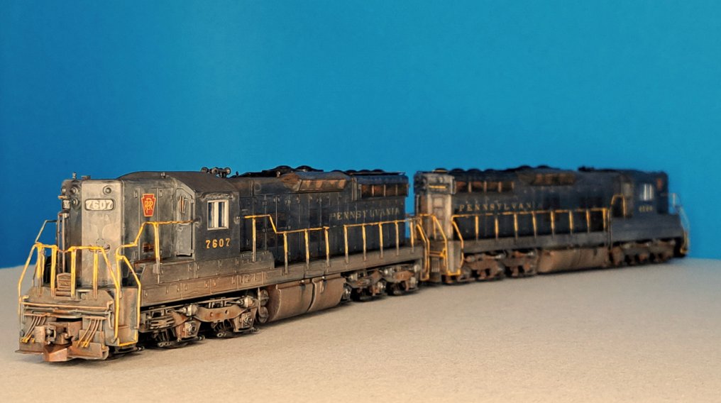 Precision Craft Models H0 - Dieselelektrische locomotief (2) - EMD SD7, #8588 en #7607, verweerd ...