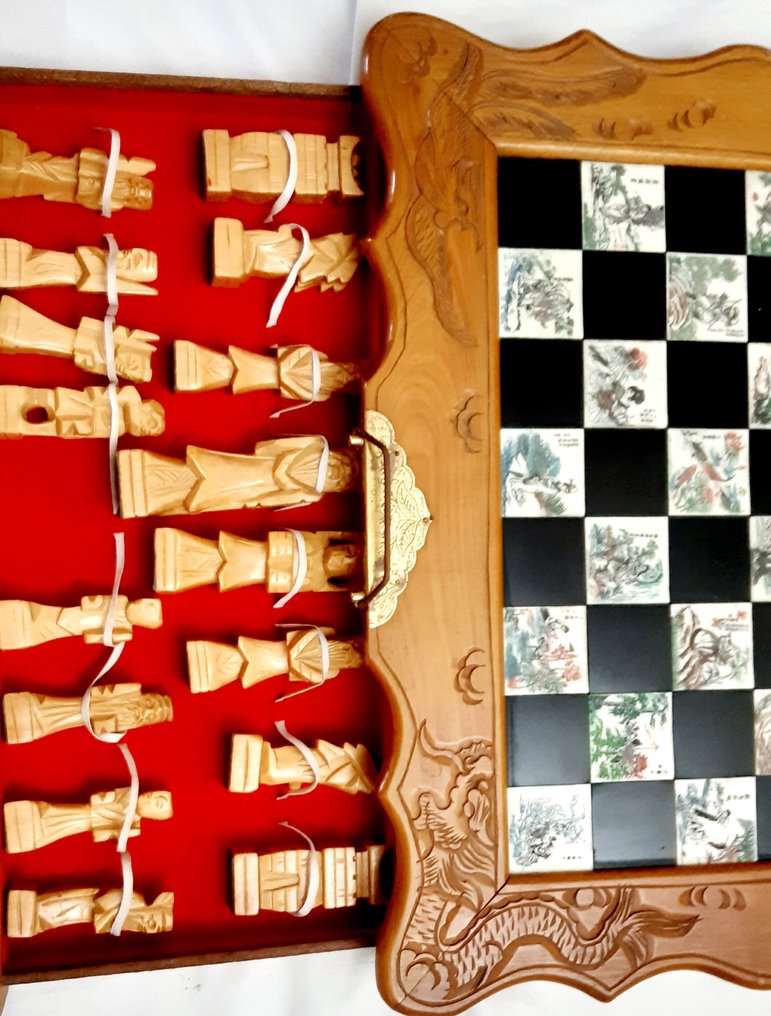Chess set - Impressive Chinese chess set made of fine wood. King 13 cm ...