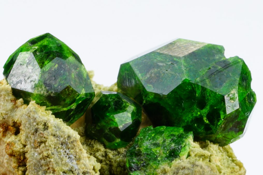 GRANATE DEMANTOIDE - variedad rara de granate - en matriz - grupo ...