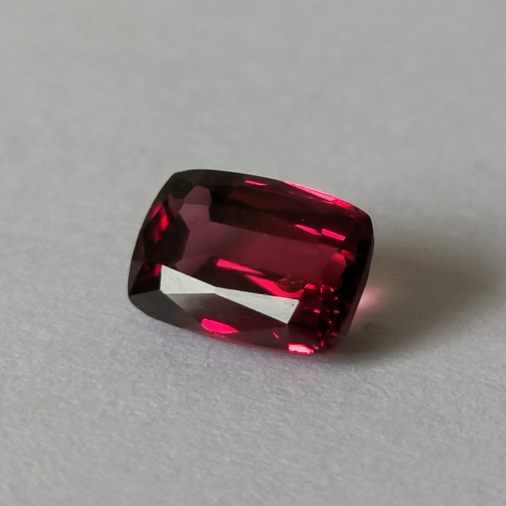 No Reserve Price - 1 pcs Red Garnet - 2.14 ct - Antwerp Laboratory for ...