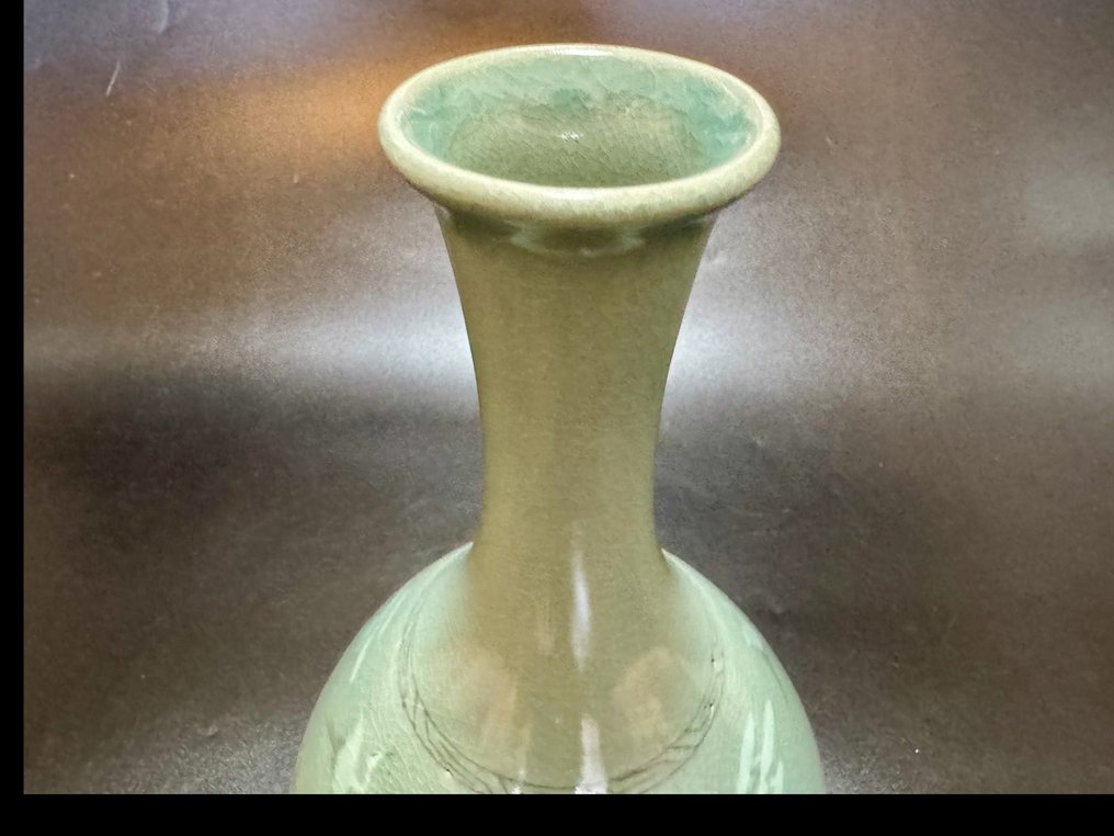 Exquisito jarrón Koryo Celadon "Cloud and Crane" de Cho Kyong-soo, Cho ...