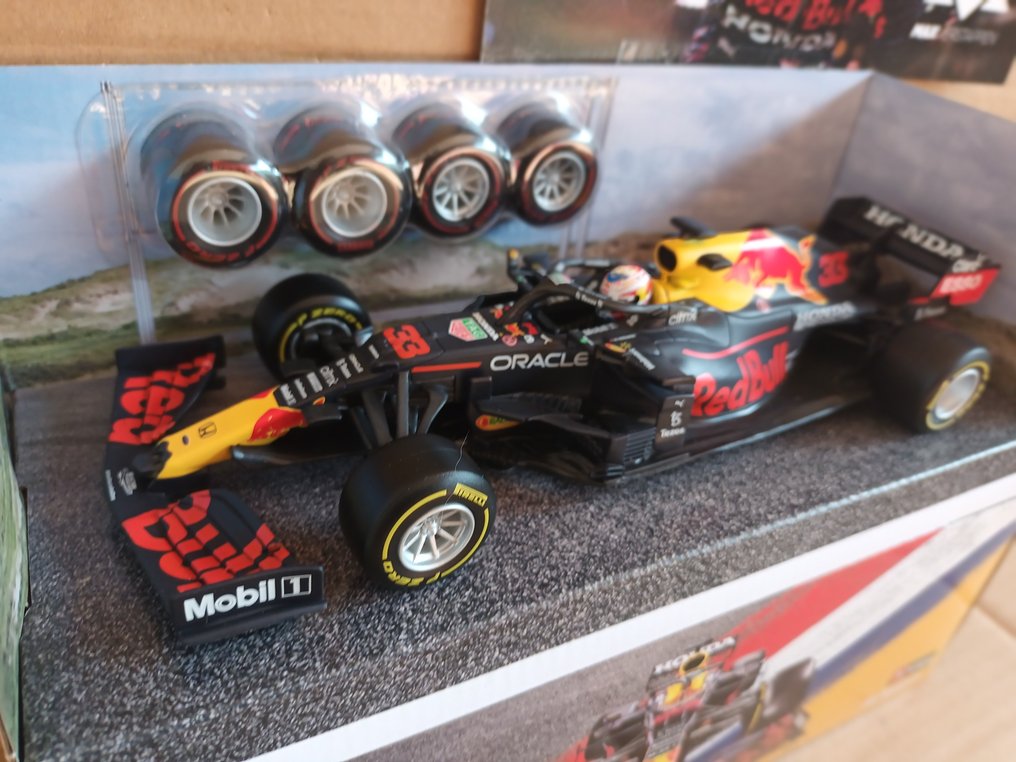 Bburago 1:24 - Model car (2) -Red Bull Racing RB16b - Max Verstappen#33 ...