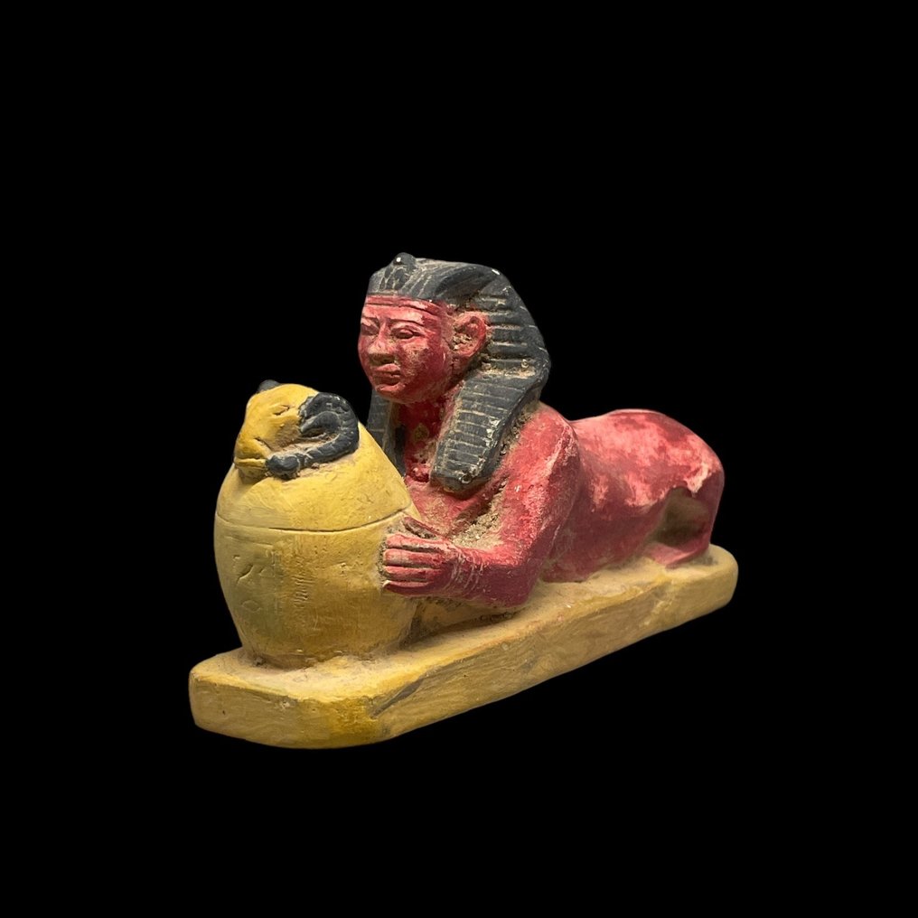 Replica van de oude Egyptenaar Zittende sfinx met een pot met ramskop ...