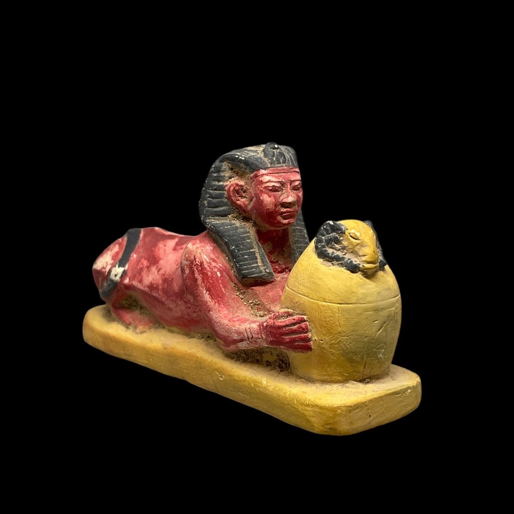 Replica van de oude Egyptenaar Zittende sfinx met een pot met ramskop ...