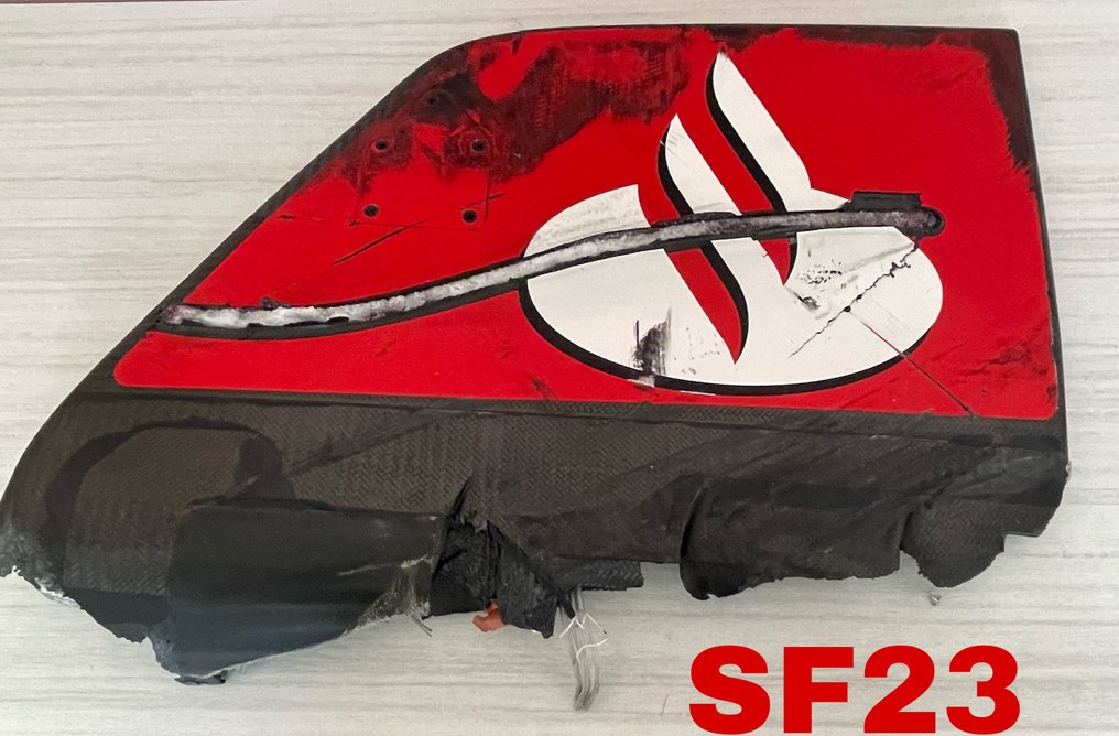 Car part (1) - Ferrari - Flap laterale del musetto della Ferrari F1-SF23 - Catawiki
