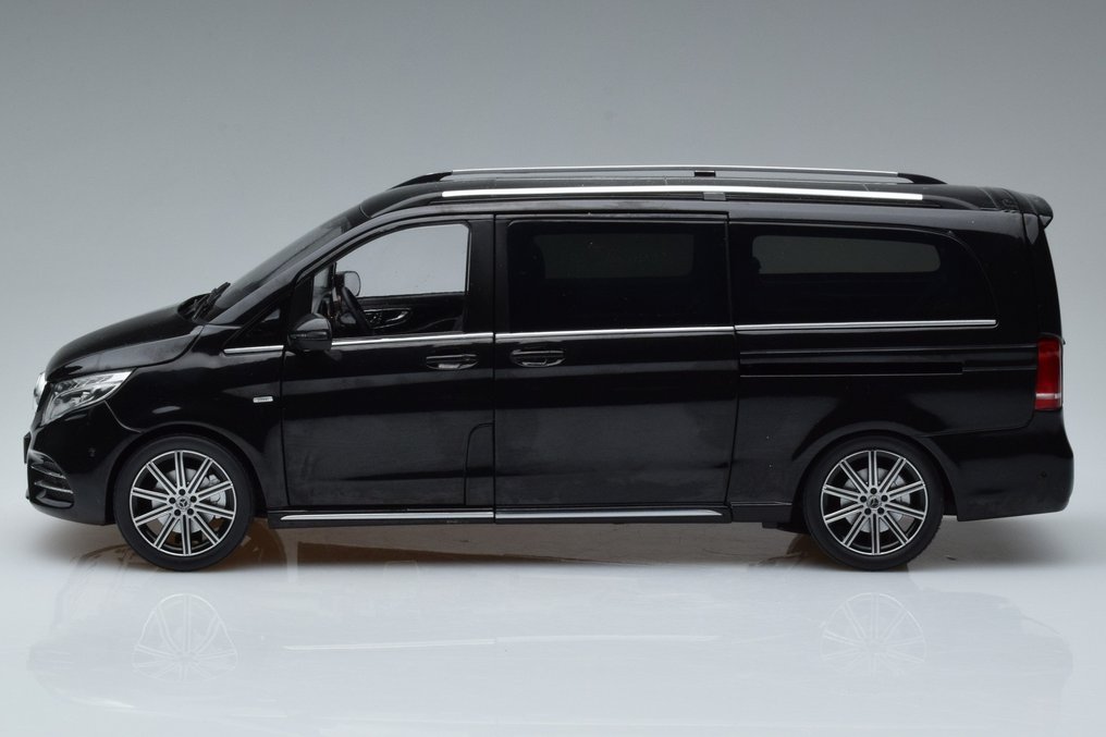 Mercedes-dealer 1:18 - Model car - Mercedes Benz V-Class V260L AMG-Line - auction online Catawiki