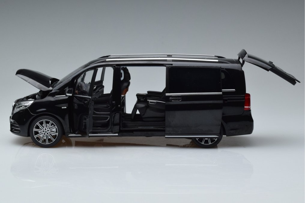 Mercedes-dealer 1:18 - Model car - Mercedes Benz V-Class V260L AMG-Line - auction online Catawiki