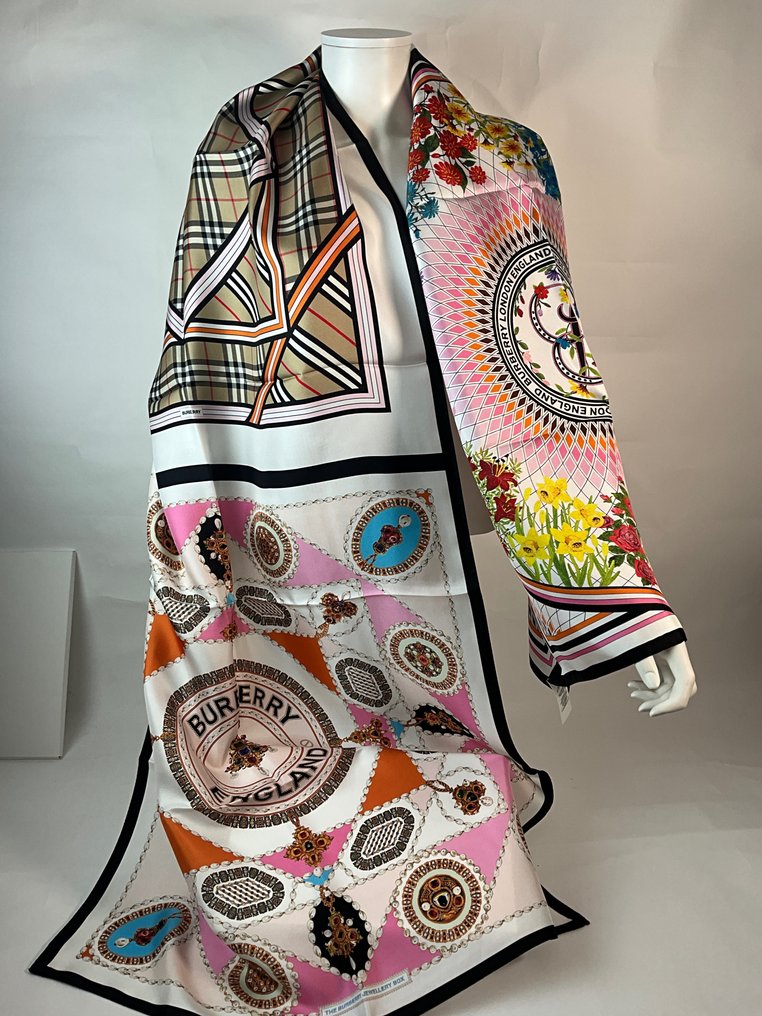 Other brand - BURBERRY //Oeuvre d’art /// 210cm 70 cm - Scarf - auction online Catawiki