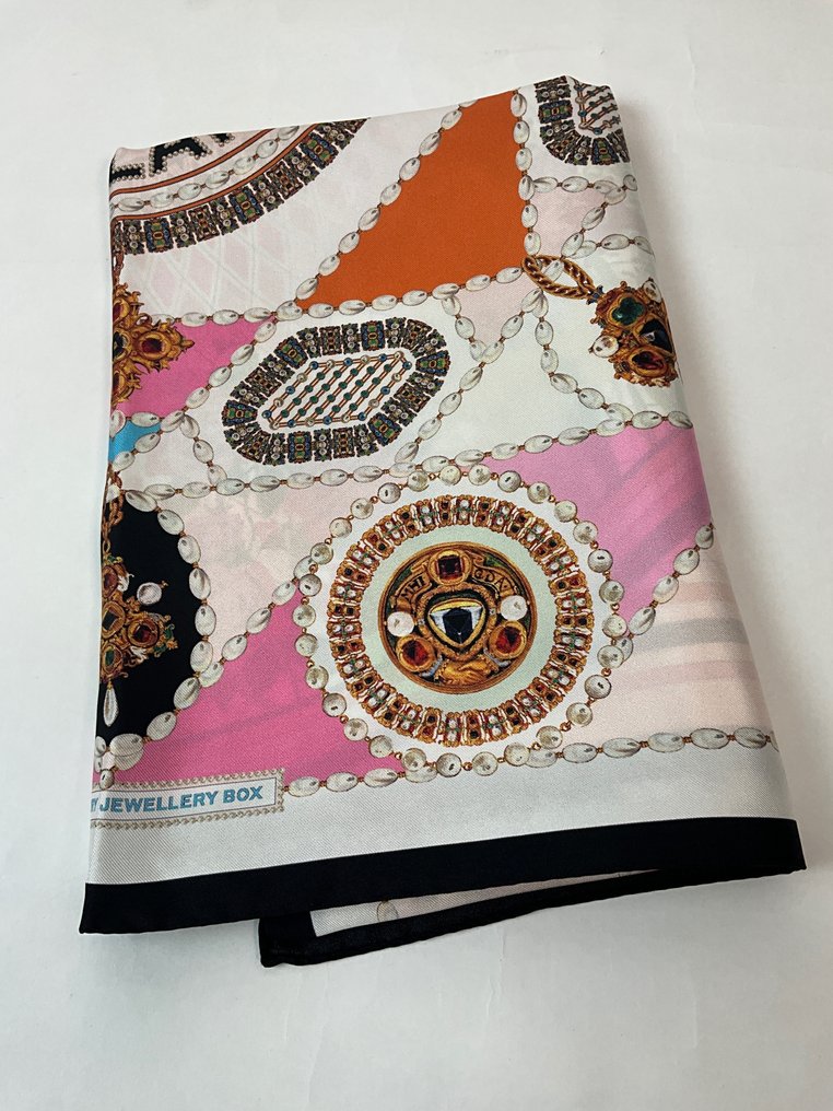 Burberry - Majestueuse Oeuvre d’art /// 210cm 70 cm - Scarf - auction online Catawiki