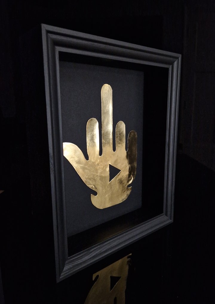 Display frame- 23ct gold middle finger award - Gilded in limited ...