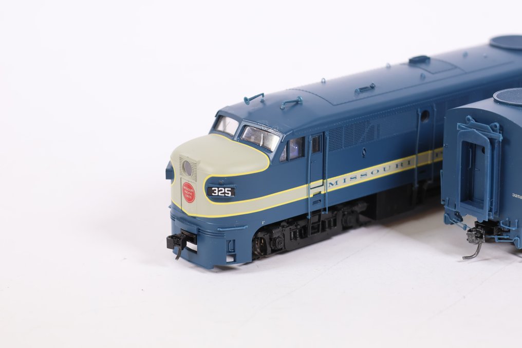 Life Like H0 Diesel Locomotive 1 F7a F7b Unit 325 Missouri