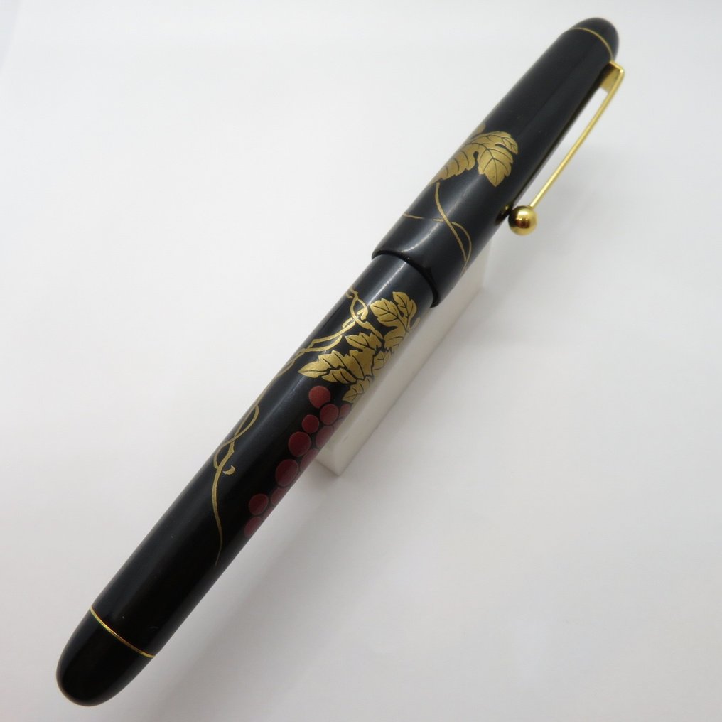 Pilot - Vintage Lacquer Maki-e with Grapevine design - 14K gold nib (M ...