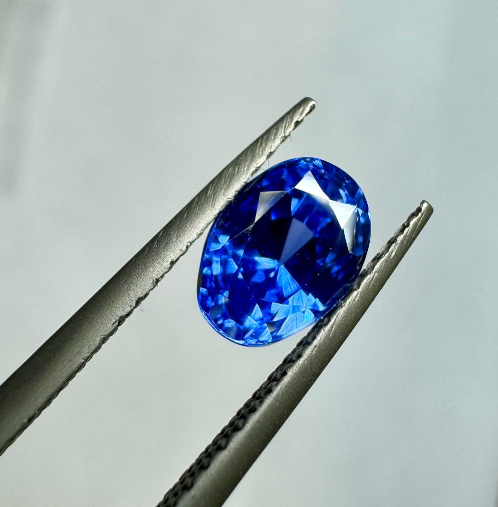 Blue Sapphire - 2.13 ct - Gem research Swiss Lab (GRS) - GRS Type “Cornflower” - auction online ...