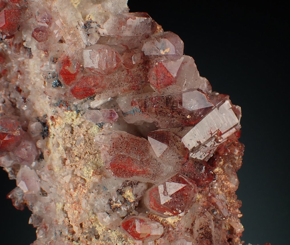 Quartz rouge avec cristaux de sceptre et Hyalite fluorescente - Hauteur ...