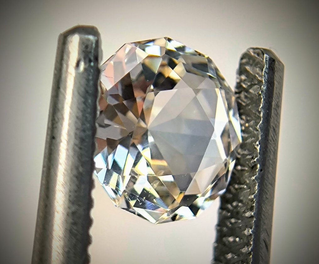 Colourless Sapphire - 1.28 ct - International Jewellery & Gems Certifiers (IJGC) - auction ...