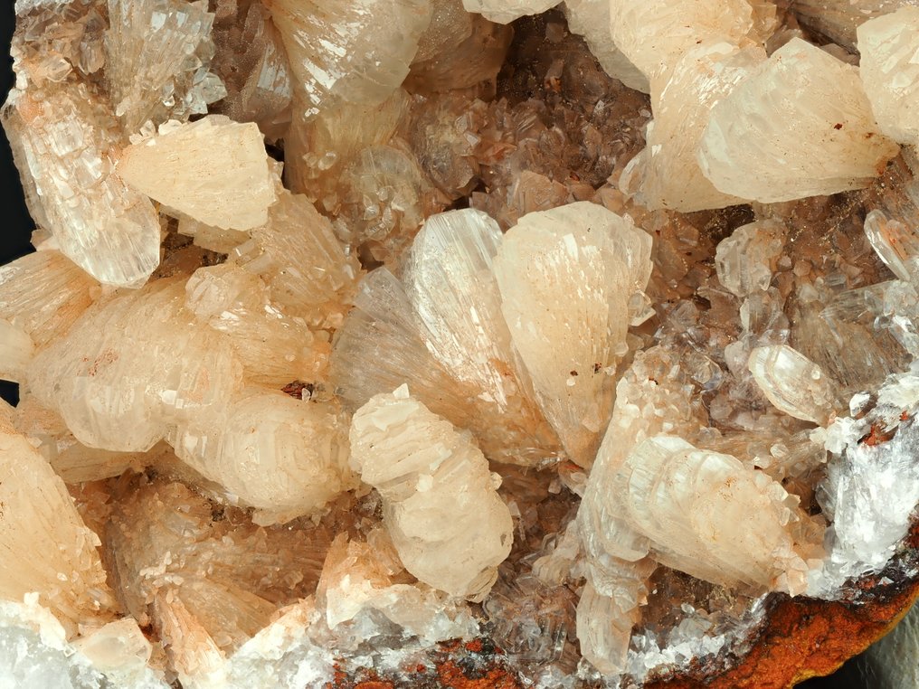 Emimorfite color pesca Cristalli su matrice - Altezza: 92 mm - Larghezza: 55 mm- 173 g - Catawiki