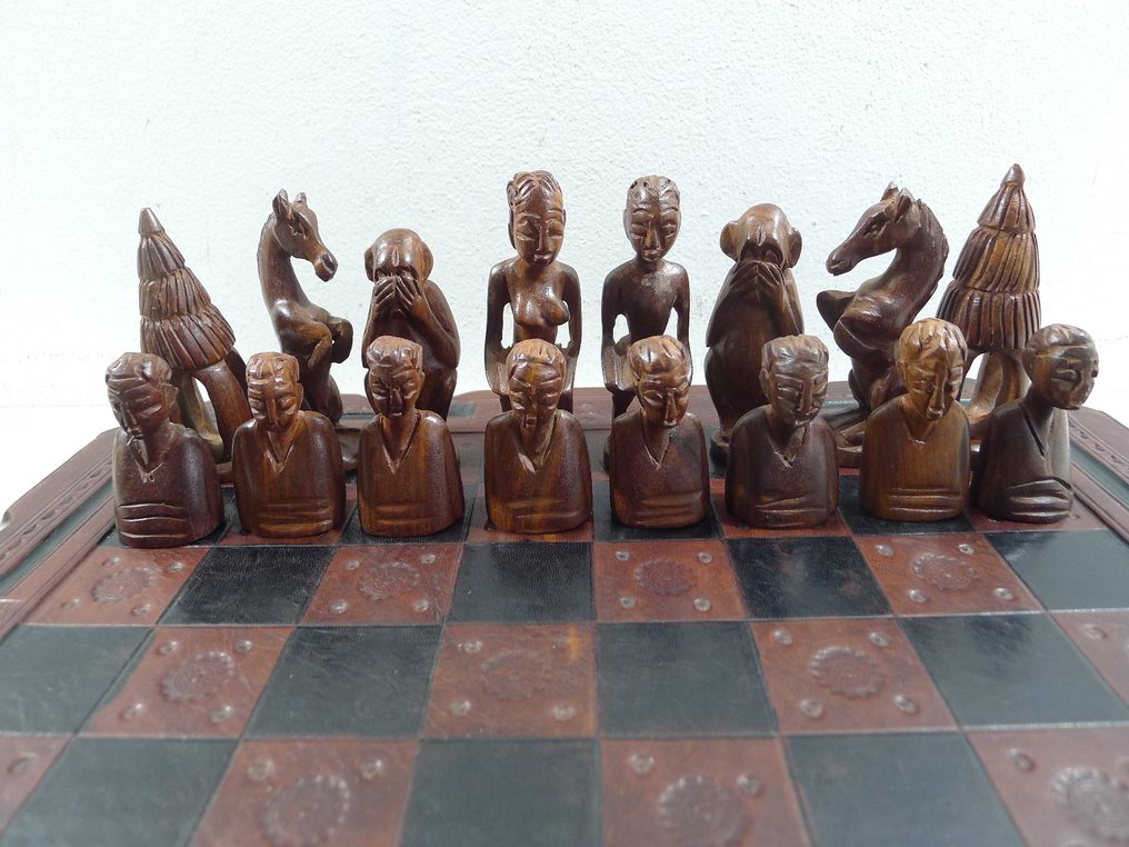 Magnifique Echiquier cuir embossé avec jeu d'échecs Art Tribal ...