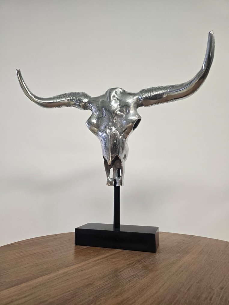 Statuette, Long Horn Skull on Stand - 5,2 kg - 55 cm - Aluminium - Catawiki