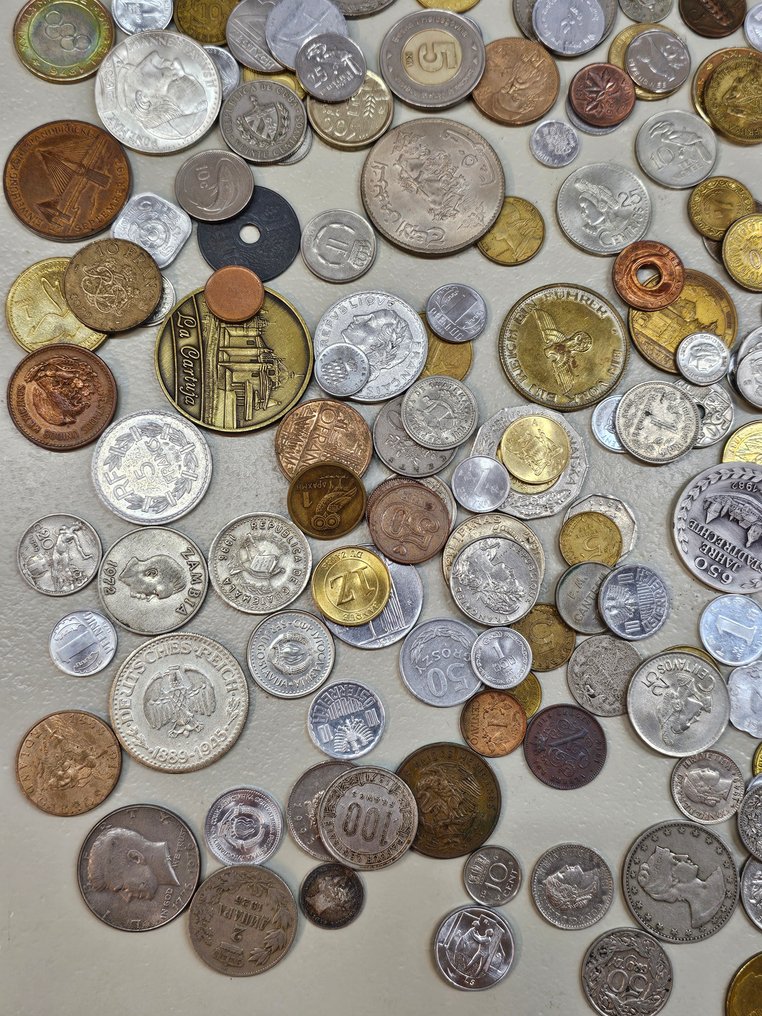 World. The lot has not been sorted or checked for authenticity (2,1 kg ...