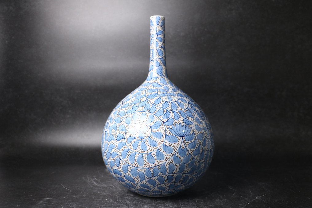 Sometsuke Kinzai Karakusa Pattern Crane-Neck Vase - Ceramic - 藤井錦彩 ...
