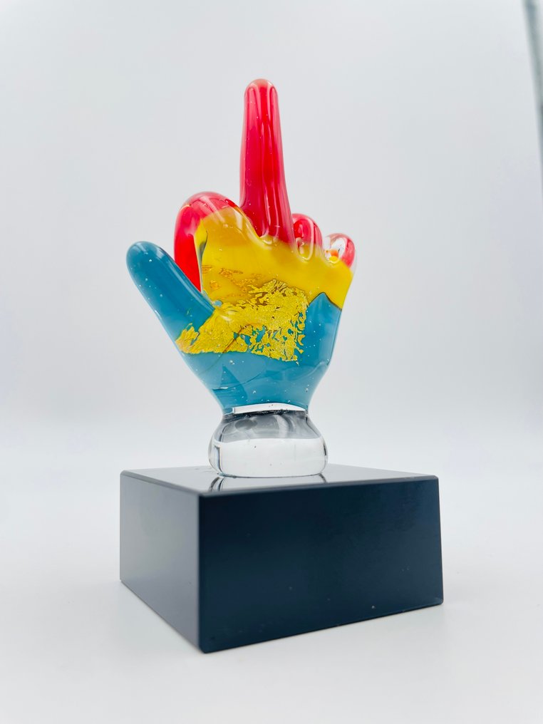 Guidotti - sculptuur, Mano Dito Medio con foglia d’Oro - 7 cm - Vetro ...