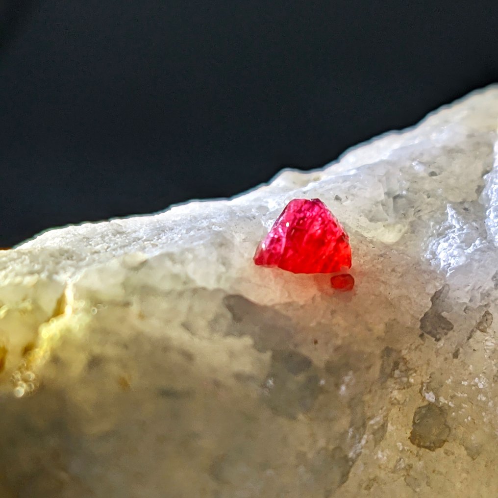 Ausgezeichneter ROTER SPINELL in QUARZ eingefasst Kristalle auf ...