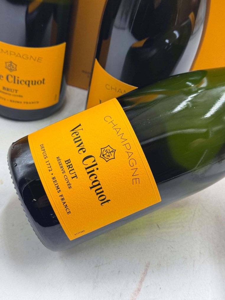 Veuve Clicquot, Reserve cuvée - Champagne Brut - 3 Garrafas (0,75 L) - Catawiki