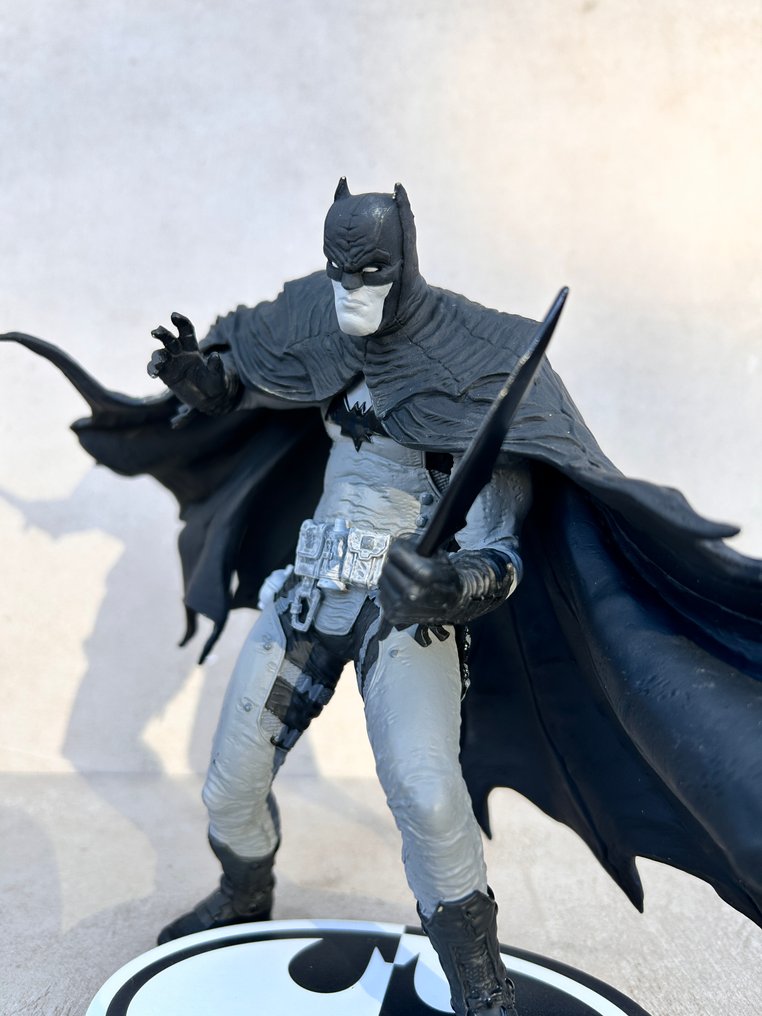 Batman - Dc collectibles - Batman Black & White Statue - Catawiki