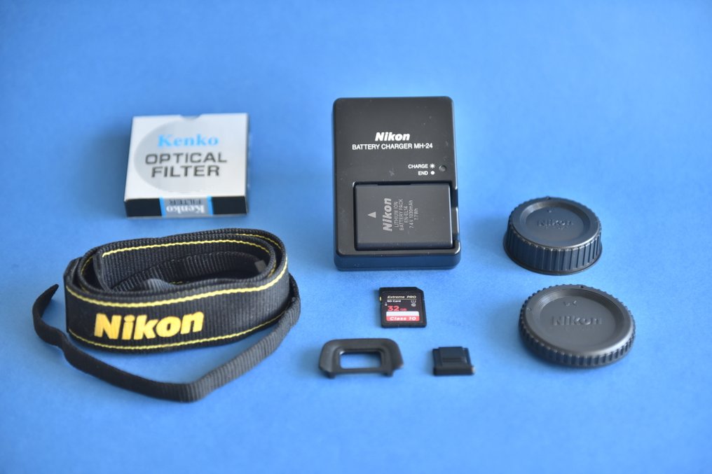 Nikon D3200 * 5428 clicks "NEW" * Nikon DX AF-S Nikkor 18-55mm f3.5-5.6G VR * Digital reflex ...