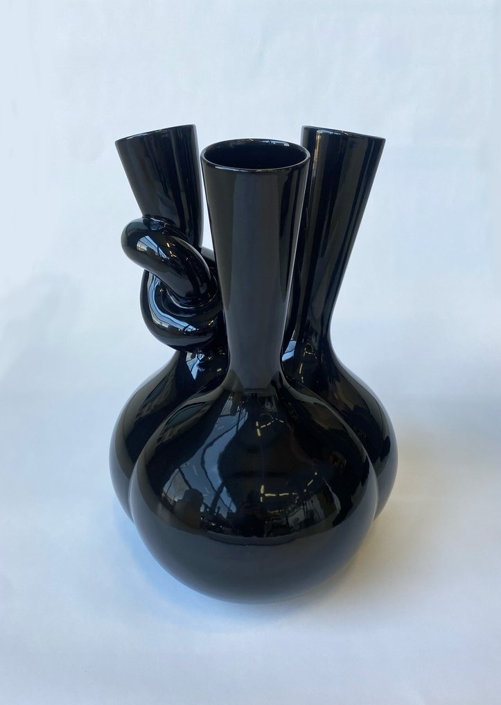 Cor Unum Ceramics - Roderick Vos - Vase - Pottery - MaMa "BUTTON" vase ...