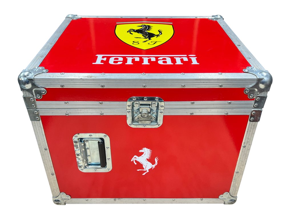 Noboringo Limited edition! Nr: 1/2 Ferrari Flightcase - Storage trunk ...