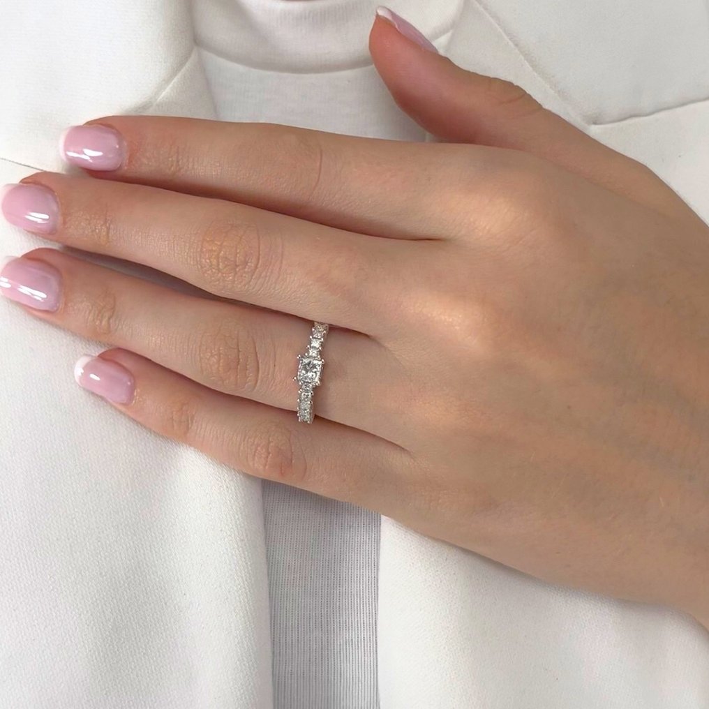 Ring - 18 kt. White gold - 0.76ct. tw. Diamond (Natural) - Diamond - Brilliant Ring - auction ...