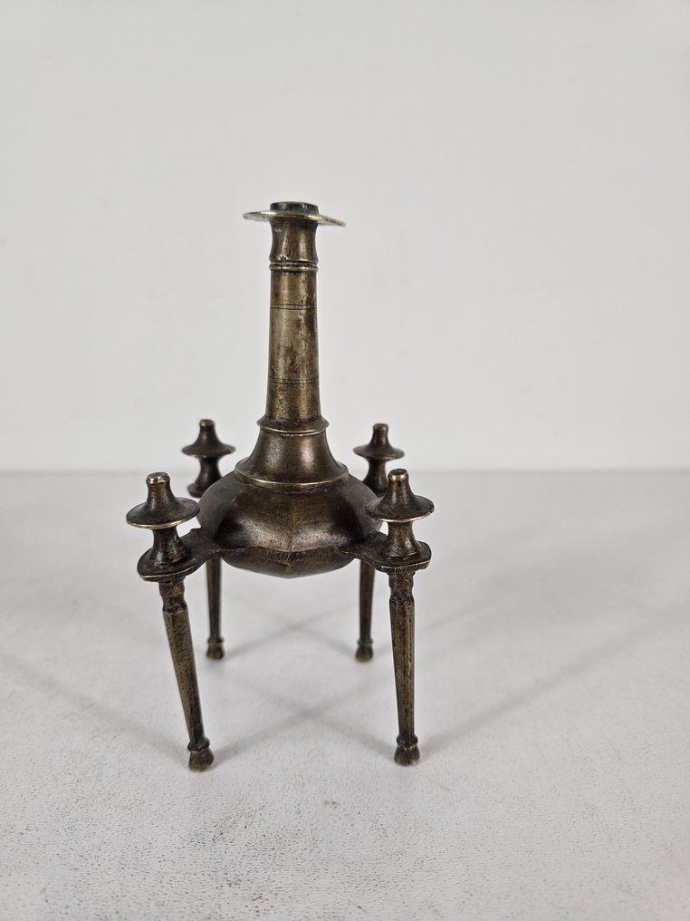 Brilliantly designed kohl pot or kohl holder - Bronze - India - Early ...